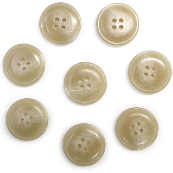●【サイズ】直径約23mm　【数量】8個●【ボタンの形】四つ穴ボタン　【材質】プラスチック●【カラー】ベージュ　【模様】水牛の角のような模様●【特徴】糸通し用の穴が四つ空いた、衣類に合わせやすいボタンです。程よくツヤ感があります。●【用途】...
