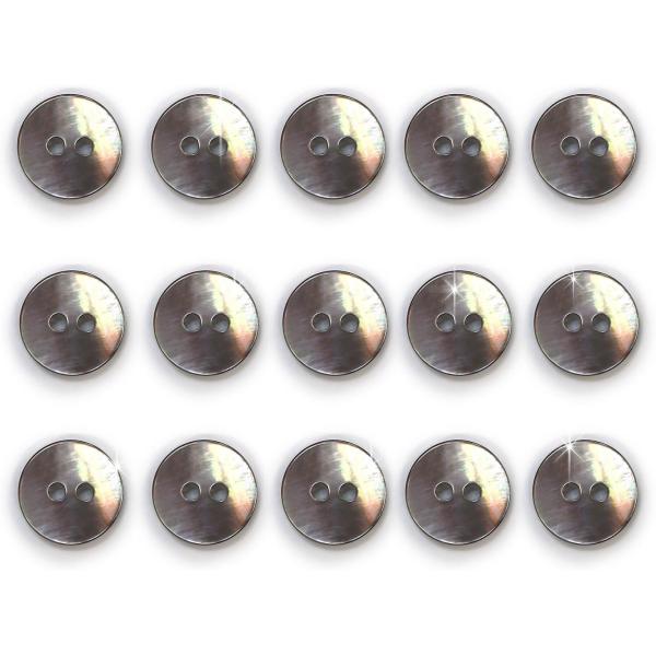 ●【サイズ】直径約10mm　【1粒の厚み】約1.5mm　【1粒の重さ】約0.3g　【数量】15個●【ボタンの形】二つ穴ボタン　【材質】貝製●【カラー】ブラック　【模様について】表面に、虹色に淡く光る黒蝶貝を使用しています。●【特徴】 糸通し...