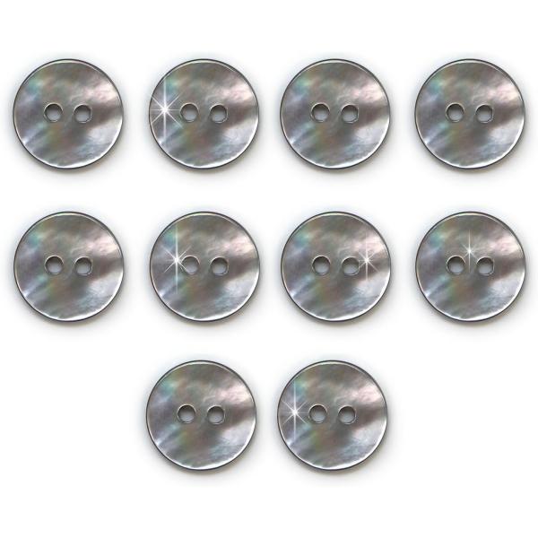 ●【サイズ】直径約12.5mm　【1粒の厚み】約1.8mm　【1粒の重さ】約0.5g　【数量】10個●【ボタンの形】二つ穴ボタン　【材質】貝製●【カラー】ブラック　【模様について】表面に、虹色に淡く光る黒蝶貝を使用しています。●【特徴】 糸...