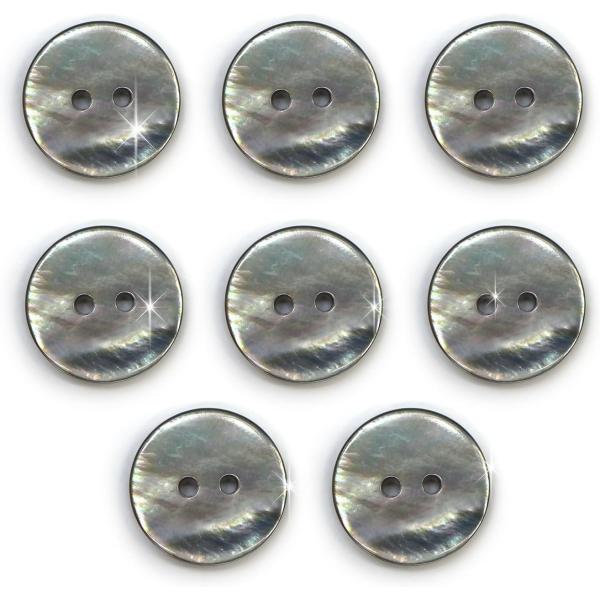●【サイズ】直径約15mm　【1粒の厚み】約1.9mm　【1粒の重さ】約1.0g　【数量】8個●【ボタンの形】二つ穴ボタン　【材質】貝製●【カラー】ブラック　【模様について】表面に、虹色に淡く光る黒蝶貝を使用しています。●【特徴】 糸通し用...