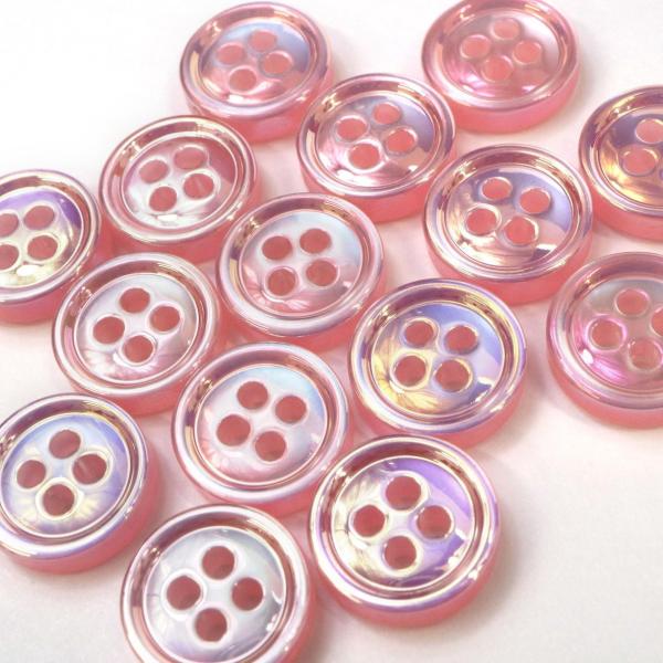 ●【サイズ】直径約11mm　【数量】15個入り●【ボタンの形】四つ穴ボタン　【材質】樹脂●【カラー】ピンク●【特徴】表面にオーロラの光沢があるカラーボタンです。●【用途】シャツ・ブラウス用におすすめのボタンです。