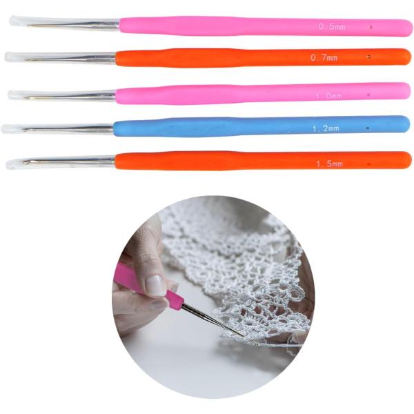 【用途】レース編みに最適な、5本入りのかぎ針セットです。【セット内容】約0.5~1.5mmまでの5サイズ（0.5mm・0.7mm・1.0mm・1.2mm・1.5mm）が各1本ずつ入っています。【カラー】ランダム 【材質】金属、ゴム【特徴】手...
