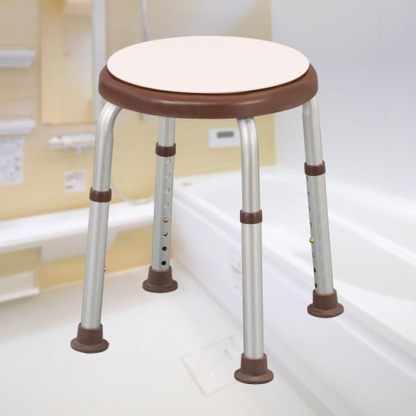 座ったまま方向転換できる浴室回転シャワースツール。狭い浴室でも使えるコンパクト設計。滑りやすい浴室での転倒などの不安を 感じている方にオススメの安心設計です。座面の高さは約2.5cm刻みの8段階調節（約34.5〜52cm）で立ち座りしやすい...