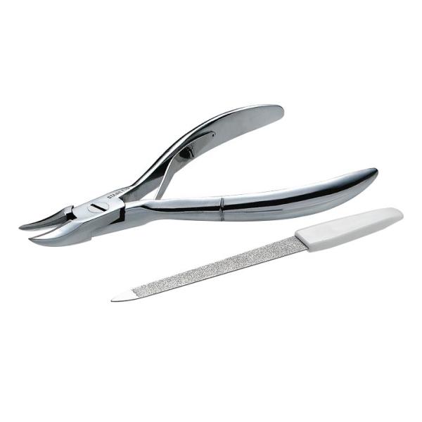 刃物伝統の関市で作る「つめ切りニッパ」刃物の伝統の町、関市で作られたつめ切りです。硬い爪や巻き爪も美しく切ることができます。先端が細くなっているので、爪の端にもぴったり沿ってきれいに切ることができます。はさみの部分がカーブしているので、爪の...