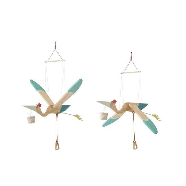 木製のモビールです。本物の大型鳥類が羽ばたくような、目で追いやすいゆったりした動きで、思わず眺めていたくなります。対象年齢は3歳以上ですが、園や保育室の安全・安定した場所につるして、視線が合うように抱っこした赤ちゃんと一緒に、動きを目で追い...