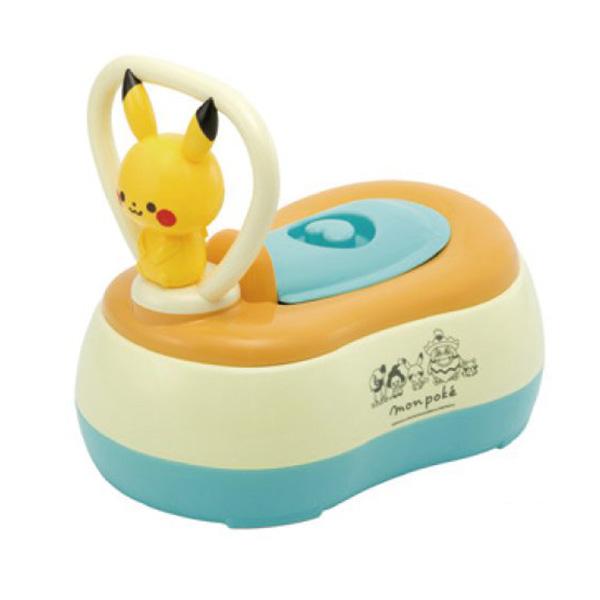 おまるは、補助便座、ステップにもなるので、子どもの成長に合わせて使えます。ピカチュウのハンドルは向きを前後に変えることができるので、子どもがピカチュウと向き合ってトイレの練習ができ、楽しく実践できます。