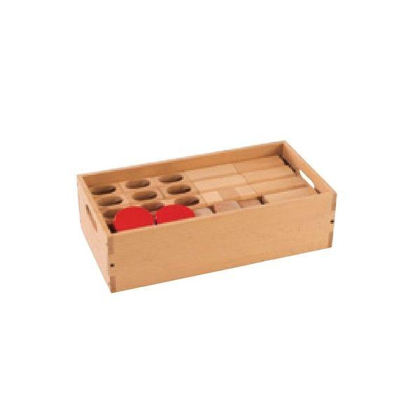 積み木の中をボールが通る、組み立て自由なボール転がしの玩具です。ボールの転がる道筋を考え、工夫しながら組み立てることで、思考力の芽生えを助けます。