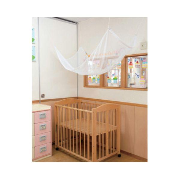 天井からつるすことで子どもたちの落ちつく空間作りができます。天井が低くなるほか、レースを使用することで光を和らげます。