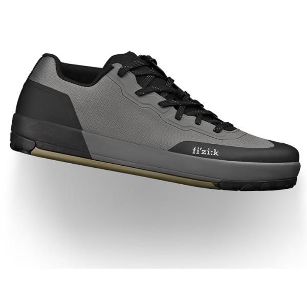 沖縄県への発送に送料無料は適用されません。購入金額に関わらず通常送料に別途加算されます。  耐久性の高いリップストップウーブンアッパーは様々な外的要因から保護し引き裂きを防ぎます。つま先やサイド部分にはPUラミネートの補強が採用。  クリッ...