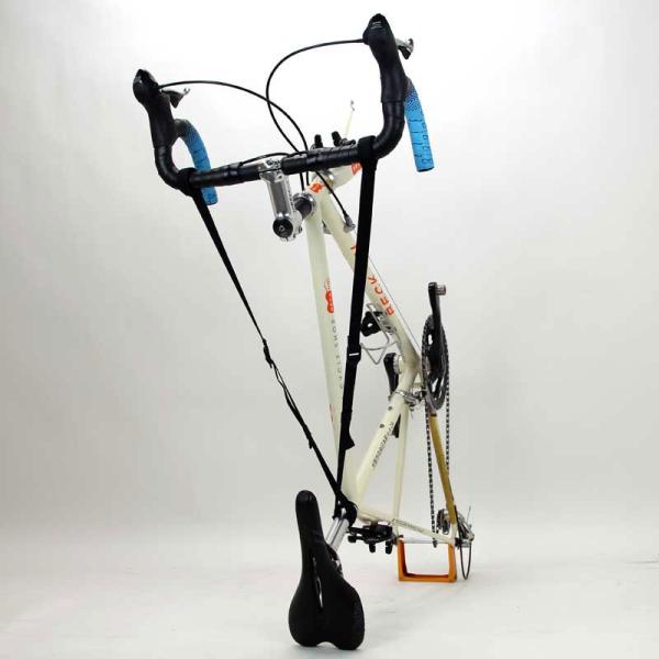 輪行するときに、ハンドルが曲がらないようにするための固定ベルト エアロロードバイクなど、ハンドルのキレ角が制限されたバイクで輪行するとき、ハンドルをまっすぐ正面を向いた状態で固定します。 使用方法： Yの形をしたベルトです。下側のマジックテ...