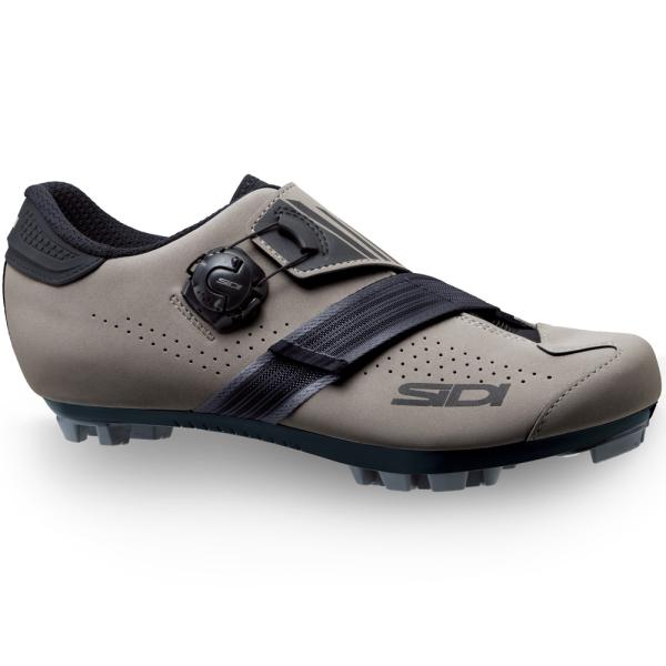 沖縄県への発送に送料無料は適用されません。購入金額に関わらず通常送料に別途加算されます。  軽量性、ペダリング性能、快適性を兼ね備えた、全てのサイクリストに向けてデザインされたSIDIの最新ラインナップモデル。  新しく採用された「Firm...