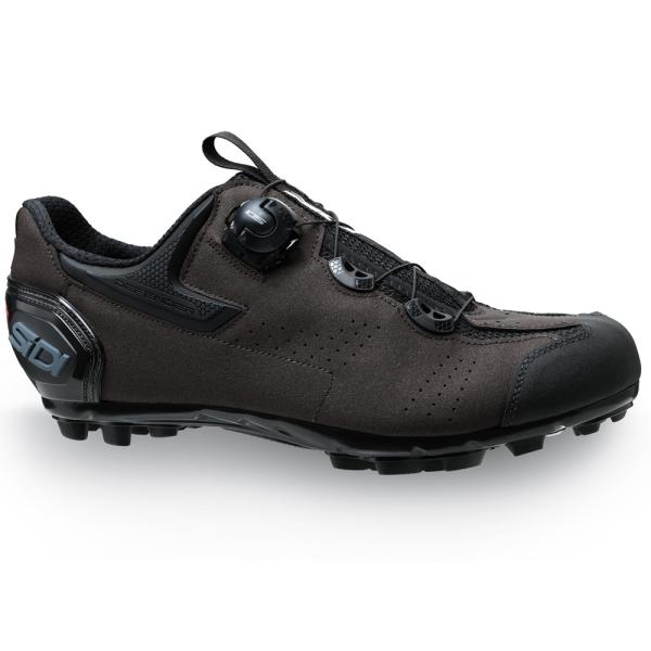 沖縄県への発送に送料無料は適用されません。購入金額に関わらず通常送料に別途加算されます。  グラベルサイクリング用に設計されたサイクリングシューズ。 オンロードから起伏に富んだオフロードまで、さまざまなシーンのサイクリングに対応できるように...