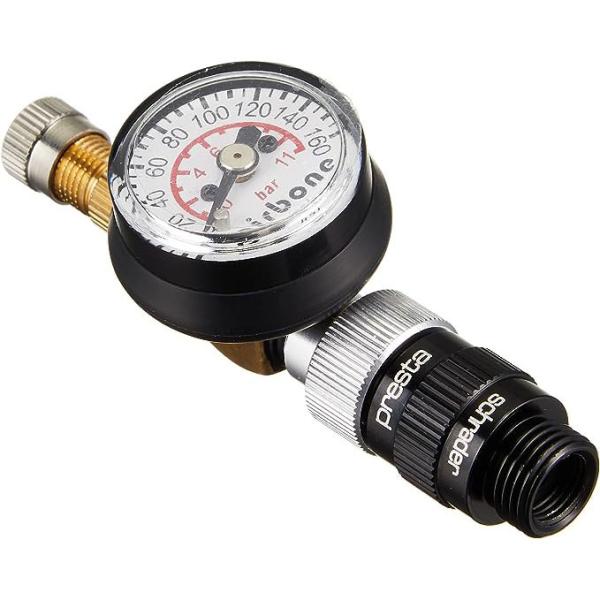 コンパクトサイズの空気圧計 金属製ボディ 反対側が米式バルブになっており、空気圧計のないフロアポンプに接続して計測することができます。 仏式、米式対応　黒いパーツの向きを変えることで両方に対応します。 サイズ : 28 x 62 x 27....