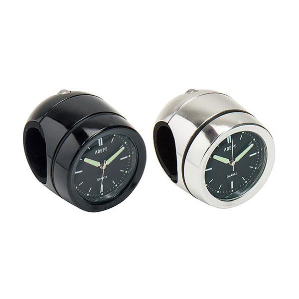 ※沖縄県への発送に送料無料は適用されません。購入金額に関わらず通常送料に別途加算されます。ポリッシュド フィニッシュが美しいクロックです。 22.2-25.4mm のハンドルバーに装着できます。  盤面の一部と針に蓄光塗装を施し、夜間の視認...