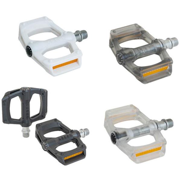 ※沖縄県への発送に送料無料は適用されません。購入金額に関わらず通常送料に別途加算されます。前後に長く、踏み込み易い形状のプラスチック製フラットペダルです。 抵抗の少ない滑り軸受けをナットで固定する“BDS ベアリングシステム”により、安定し...