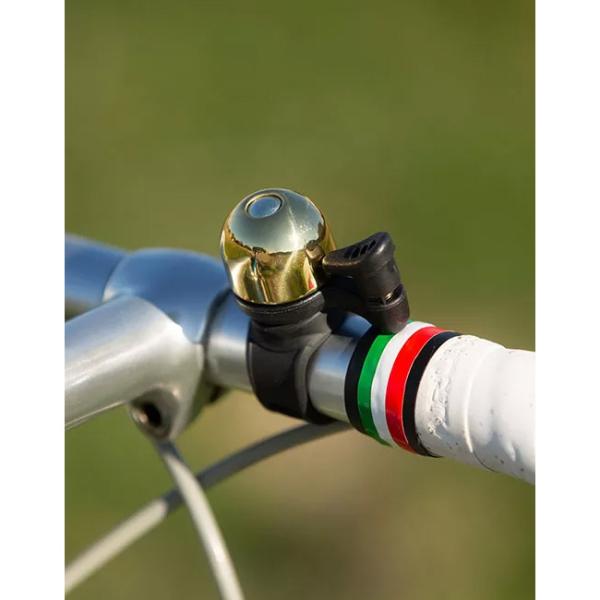 沖縄県への発送に送料無料は適用されません。購入金額に関わらず通常送料に別途加算されます。  装着性と音にこだわったベル。 様々なサイズのクランプに対応可能であり、飽きの来ないデザインはどの自転車にも合わせることができます。  イザベルと同様...