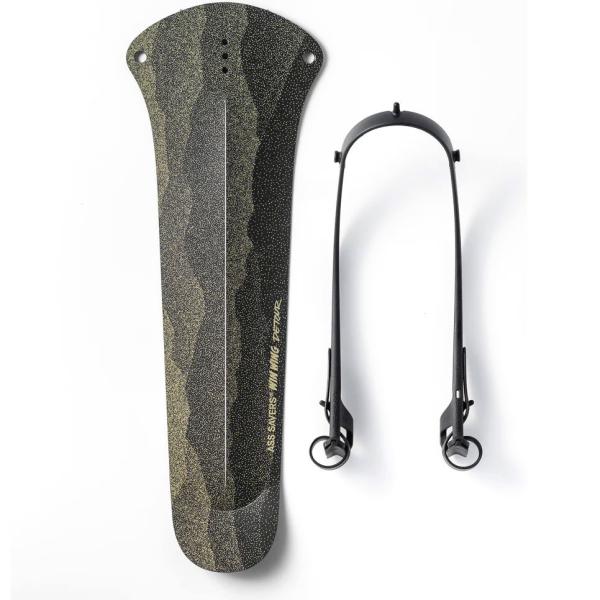 最速のクリップオン式グラベル マッドガードがさらに進化しました 膝から上までのライダーの背面全体を保護します 特許出願中の強化ウィッシュボーン技術 数秒で取り付けられ、工具は不要です フレーム保護ステッカー付属 寸法: 375 x 85 m...