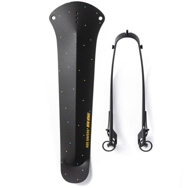 最速のクリップオン式ロード マッドガードがさらに進化しました! 膝から上までのライダーの背面全体を保護します 特許出願中の強化ウィッシュボーン技術 数秒で取り付けられ、工具は不要です フレーム保護ステッカー付属 寸法: 375 x 85 m...