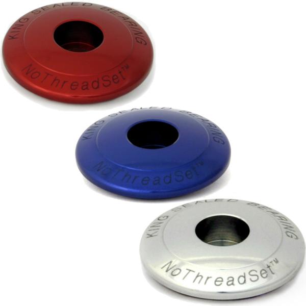 沖縄県への発送に送料無料は適用されません。購入金額に関わらず通常送料に別途加算されます。  ChrisKingを象徴する変わらぬデザインのステムキャップ ステムキャップはバイクに跨ると真っ先に目に留まるパーツです。その精密に機械加工され時代...