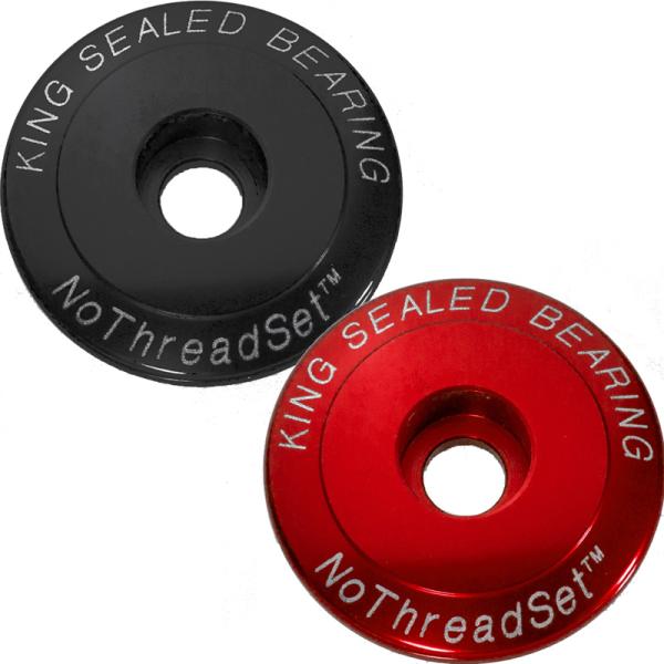 沖縄県への発送に送料無料は適用されません。購入金額に関わらず通常送料に別途加算されます。  ChrisKingを象徴する変わらぬデザインのステムキャップ ステムキャップはバイクに跨ると真っ先に目に留まるパーツです。その精密に機械加工され時代...