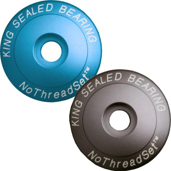 沖縄県への発送に送料無料は適用されません。購入金額に関わらず通常送料に別途加算されます。  ChrisKingを象徴する変わらぬデザインのステムキャップ ステムキャップはバイクに跨ると真っ先に目に留まるパーツです。その精密に機械加工され時代...