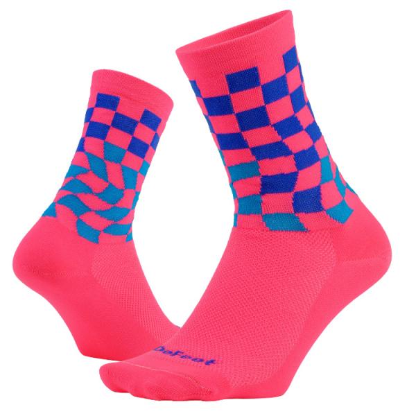 沖縄県への発送に送料無料は適用されません。購入金額に関わらず1,650円（税込）が通常送料に別途加算されます。  創業当初から作り続けられている、Defeetサイクリングソックスのスタンダードモデルです。  通気性、発汗性、速乾性に優れるオ...