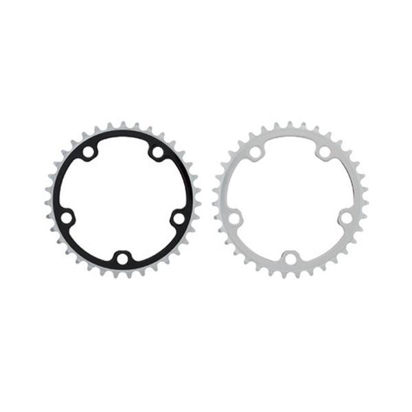 「ラ・クランク」に採用されているCNC切削のチェーンリングです。 贅肉のない研ぎすまされた歯と、柔らかな印象のホールが機械の誘惑とそれに反するような落ち着き感を与えてくれます。 彫り込みラインの入った10S/11S対応モデルもラインナップさ...