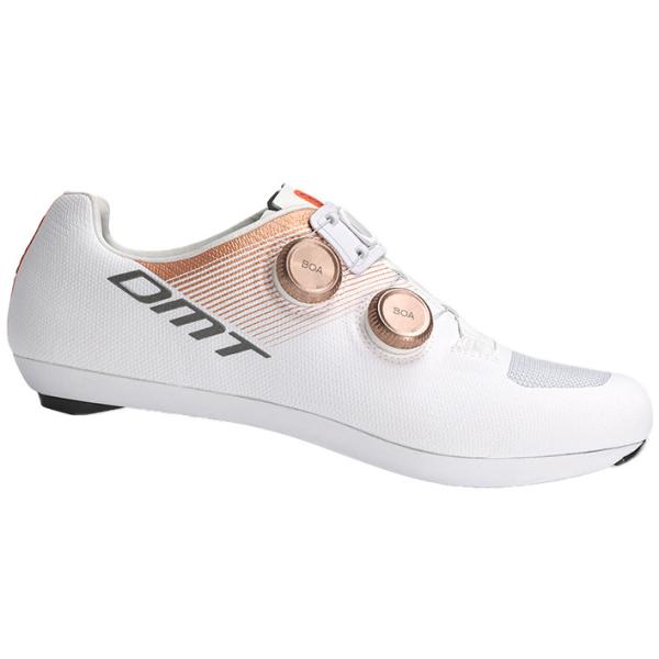 沖縄県への発送に送料無料は適用されません。購入金額に関わらず1,650円（税込）が通常送料に別途加算されます。  最高のパフォーマンスを発揮するロードシューズ 軽く、速く、かつ最高の快適性を兼ね備えたDMTシューズの頂点となるモデルのニュー...