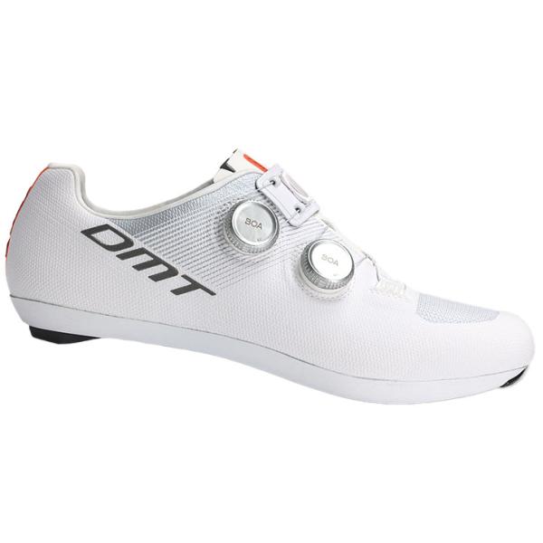 沖縄県への発送に送料無料は適用されません。購入金額に関わらず1,650円（税込）が通常送料に別途加算されます。  最高のパフォーマンスを発揮するロードシューズ 軽く、速く、かつ最高の快適性を兼ね備えたDMTシューズの頂点となるモデルのニュー...