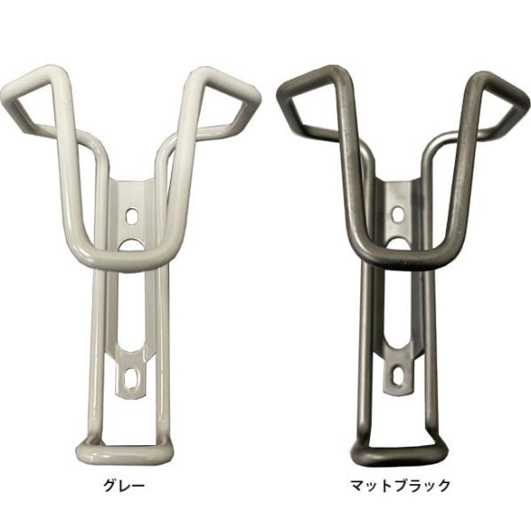 オフロード用に開発されたボトルケージ。 航空機用にも使用されている驚異的な軽さと耐久性を兼ね備えた＃2017ジェラルミンを使用、悪路でも振動に耐えうる保持力がありロングボトルにも対応します。 保持力がありながらボトルが取り出しやすい設計にな...