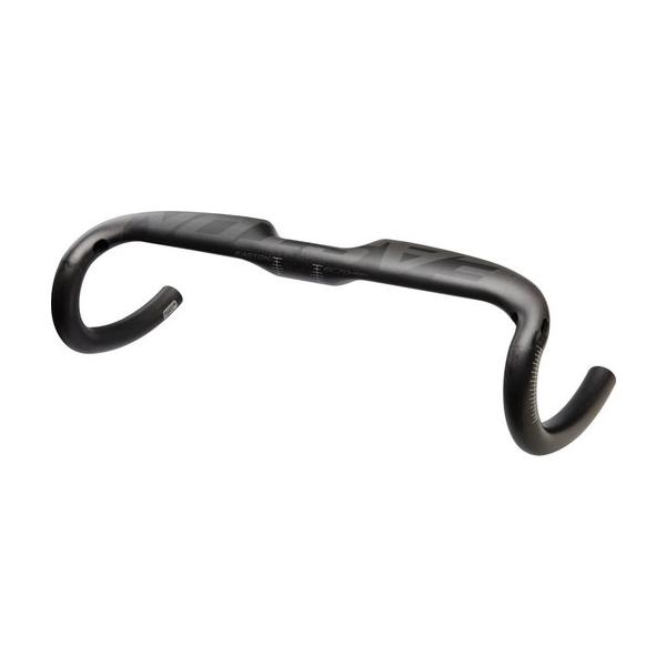 空気を切り裂く形状はエアロドラッグを減少させ、ライダーへの負担を減らします。 上位グレードと比較しても、形状が同じなのでエアロ性能は同一。グラフィックは少々おとなしめになっており、主張は控えめです。 ケーブルルーティングは上位モデル同様内蔵...