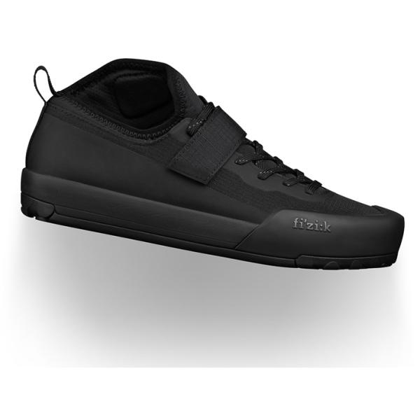 沖縄県への発送に送料無料は適用されません。購入金額に関わらず通常送料に別途加算されます。  タフで、軽量。レースに向けたハイクオリティなフィット感を備えたグラビティーマウンテンシューズです。 アウトソールは最もグリップ性に優れたVibram...