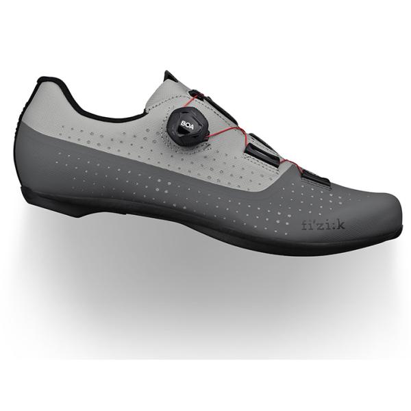 沖縄県への発送に送料無料は適用されません。購入金額に関わらず通常送料に別途加算されます。  素早く簡単に装着できる多用途のパフォーマンスロードサイクリングシューズ。 非対称のオーバーカーブアッパー、適度に硬いR4ソール、シングルBoaクロー...