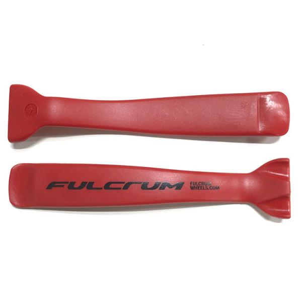 これまで一部のホイールセットに付属していたFULCRUMのオリジナルタイヤレバーが、沢山のご希望にお応えして遂に単品販売開始!! 非常に高強度のFRP製で薄くても折れにくく、ビードを引き出しやすい先端形状と、快適に作業が行え るカーブしたフ...