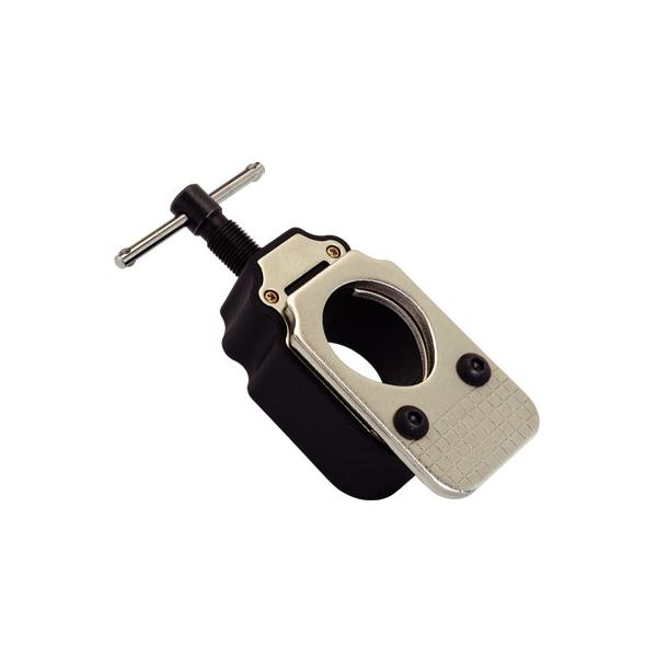 ※沖縄県への発送に送料無料は適用されません。購入金額に関わらず通常送料に別途加算されます。●スチール/プラスチック ●使用可能径:φ16-32mm ●248g ※パイプの切断作業には本製品の他、バイスと金ノコが必要です。 ※商品のカラーはデ...