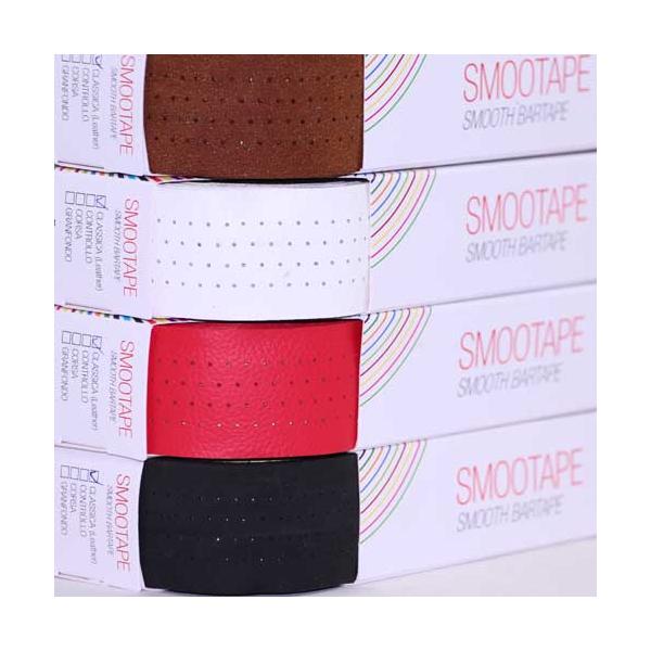 ※沖縄県への発送に送料無料は適用されません。購入金額に関わらず通常送料に別途加算されます。アンシンメトリー(非対称)設計で重なった部分が膨らまないスムースな仕上がりのバーテープ。高級感漂う革製バーテープです。ハンドルバーに巻いたときに凹凸の...