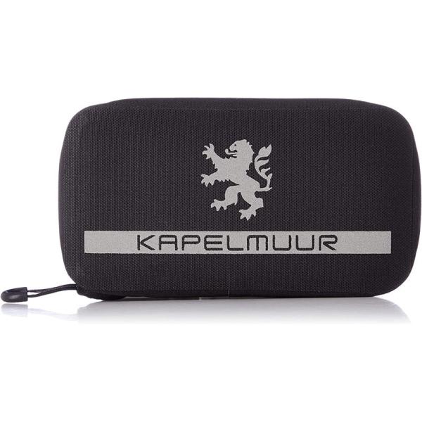 サイクルジャージの後ポケットに収まるサイズ感。小銭や5.5インチまでのスマートフォンを収納可能です。 シルバーのロゴは再帰反射プリントです。 素材：ポリエステル100％（両面TPU加工） 仕様：防水生地、目止め処理、止水ファスナー サイズ：...