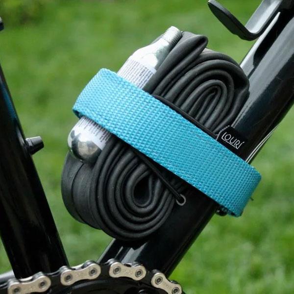 Made in Englandに拘った、シンプル且つ簡単に荷物を固定できるストラップ 単純な構造に見えますが、あらゆる箇所にサイクリストのための配慮がなされている、イギリスブランドです。 ストラップに付随しているゴムコードによって、自転車に...