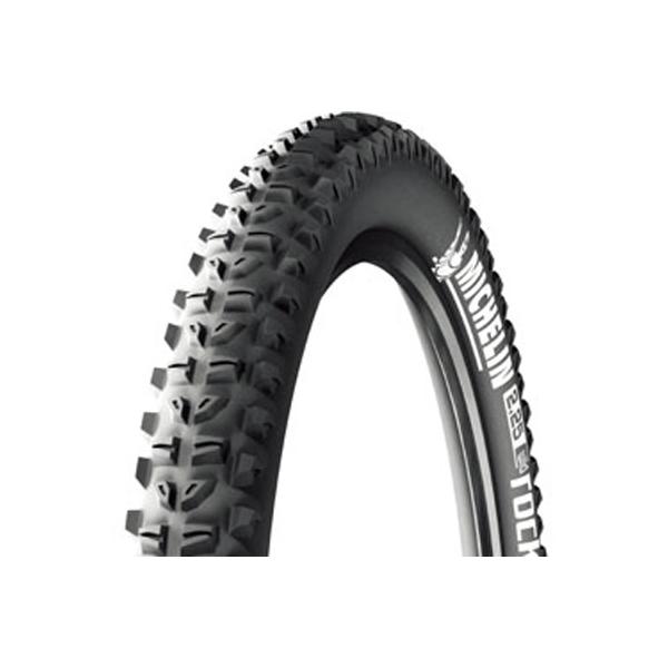 ※沖縄県への発送に送料無料は適用されません。購入金額に関わらず通常送料に別途加算されます。岩山やぬかるみなどの過酷なコンディションのためにデザインされたタイヤ。 中央の2種類のノブが直進性と衝撃吸収力を発揮し、ショルダー部のカギ状ノブが轍や...