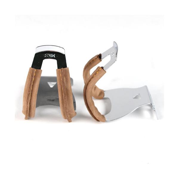 ※沖縄県への発送に送料無料は適用されません。購入金額に関わらず通常送料に別途加算されます。つま先部分が通常モデルより深くなり大きなシューズでの窮屈感を軽減。  ■主な仕様 素材：鉄  サイズ：フリーサイズ  カラー：茶、黒  ・左右セット ...