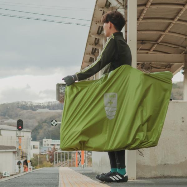ブルべに挑戦を続ける、輪行袋ポンチョ 自転車プロロード選手　三船雅彦氏監修 被ってポンチョに、休憩中の寝袋に、電車移動時の輪行袋に。少量の荷物で済ませたいブルべに最適な3way輪行袋です。 カバーを頭からスポッと被るだけで、レインポンチョに...