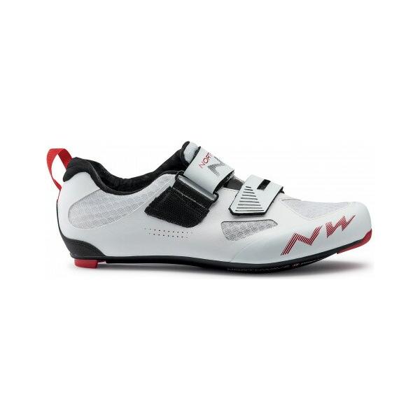 沖縄県への発送に送料無料は適用されません。購入金額に関わらず通常送料に別途加算されます。  トライアスロン用シューズ。 剛性指数は12であり、ペダルエリアはフルカーボン、それ以外の部分は カーボンとファイバーグラス製のCarbon Ligh...