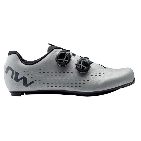 沖縄県への発送に送料無料は適用されません。購入金額に関わらず通常送料に別途加算されます。  ペダルエリアはフルカーボン、それ以外の周りの部分は カーボンとファイバーグラス製のコンポジットソール。 ソール剛性指数：12 TPUで作られた独自の...