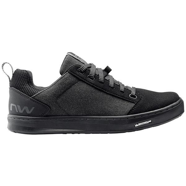 沖縄県への発送に送料無料は適用されません。購入金額に関わらず通常送料に別途加算されます。  ソールは、ミシュラン社と共同開発したMICHELIN-NWコンパウンドを特徴とし、ペダルのグリップ性能に優れています。 キャンバス地のアッパー。  ...