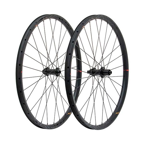 沖縄県への発送に送料無料は適用されません。購入金額に関わらず1,650円（税込）が通常送料に別途加算されます。  クロスカントリー用MTB カーボンホイール 内幅28mmのワイドフックレスリム ツールレスフリーボディ採用 重量：1,535g...