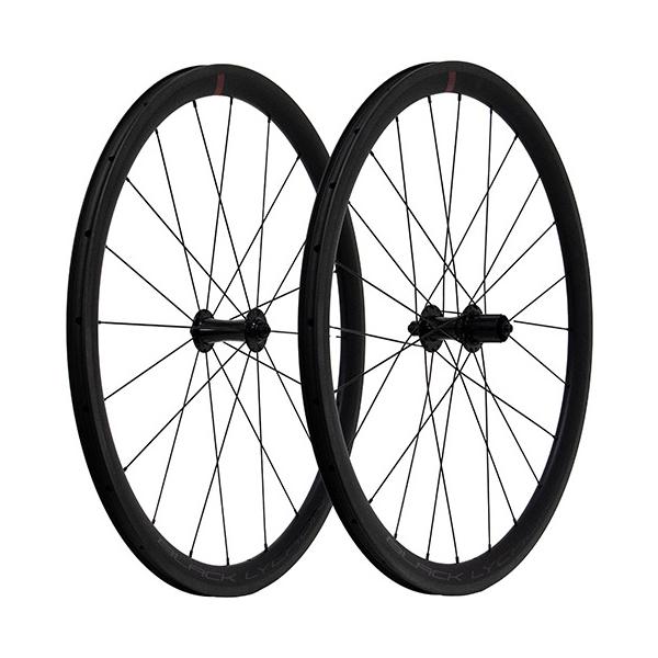 沖縄県への発送に送料無料は適用されません。購入金額に関わらず1,650円（税込）が通常送料に別途加算されます。  軽量性と剛性を両立したリムブレーキ用カーボンホイール 平地巡航からヒルクライムまで、扱いやすい38ｍｍリムハイトを採用。  1...