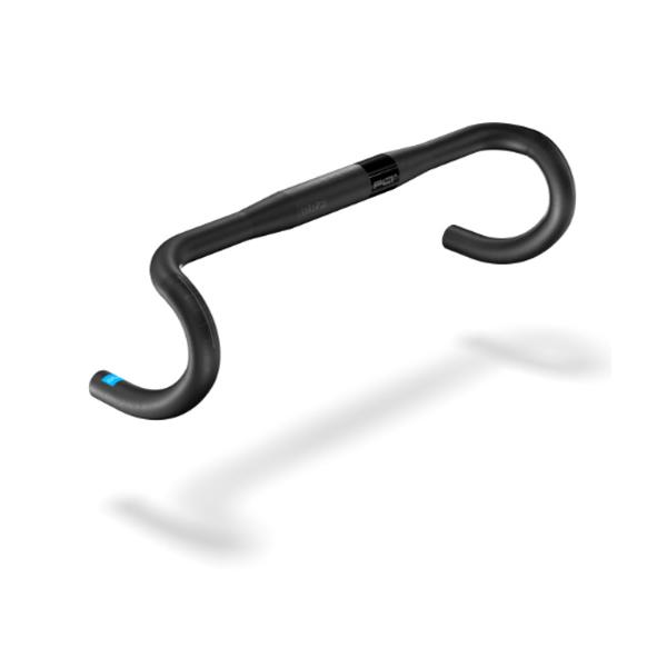 沖縄県への発送に送料無料は適用されません。購入金額に関わらず1,650円（税込）が通常送料に別途加算されます。  PRO PLTコンパクトハンドルバーは、コンパクトなベンドとドロップまでのリーチを備えたアルミロードハンドルバーです。 PRO...