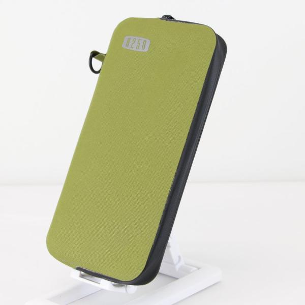 沖縄県への発送に送料無料は適用されません。購入金額に関わらず1,650円（税込）が通常送料に別途加算されます。  必要最低限の機能でより軽く、よりスマートに！ お札を折らずに収納！！ スマートフォン・お札・カード・小銭などすべてを収納しても...