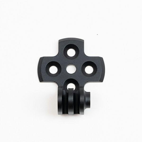 GOPRO台座 ハンドルバーバッグのトップリッドやアウトフロントマウントの下部にGoProやGoProマウント対応のライトなどを取り付け可能にするマウント。 切削加工されたアノダイズドアルミニウム サイズ：46mm x 38mm x 19m...