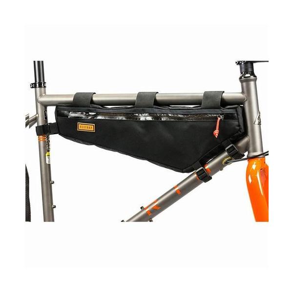 沖縄県への発送に送料無料は適用されません。購入金額に関わらず通常送料に別途加算されます。  マウントやネジなしで固定できる防水フレームバッグ、ラージサイズ。 完全防水のジッパー、1000Dのコーデュラアウター、X-PAC VX21の生地を使...